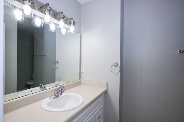 Cozy 2-bedroom Townhome In Charming Lexington With Wifi, Ac - Lexington, SC