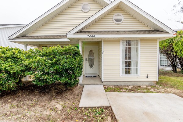 Charming 3-bedroom House With Wifi, Ac 4.6 Miles Away From Navarre Beach. - Navarre, FL