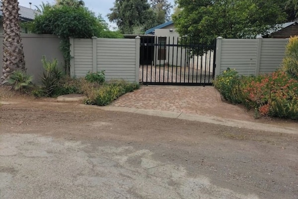 Secluded Self Gatering Garden Cottage With Own Private Entrance And Yard - Oudtshoorn