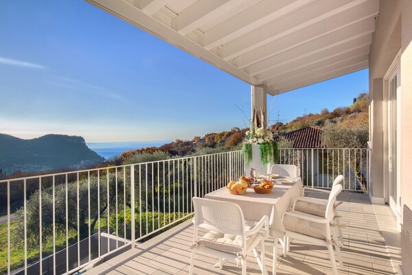 White Apartment With Terrace And Lake View - Garda