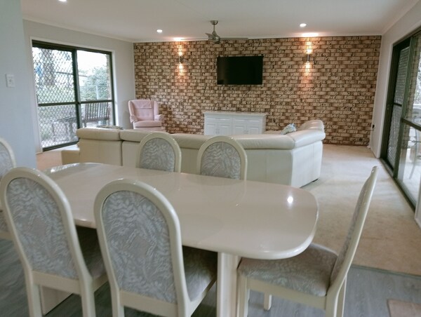 Spacious, Comfortable, Pet Friendly 3-bed House Minutes From The Big Pineapple - Palmwoods
