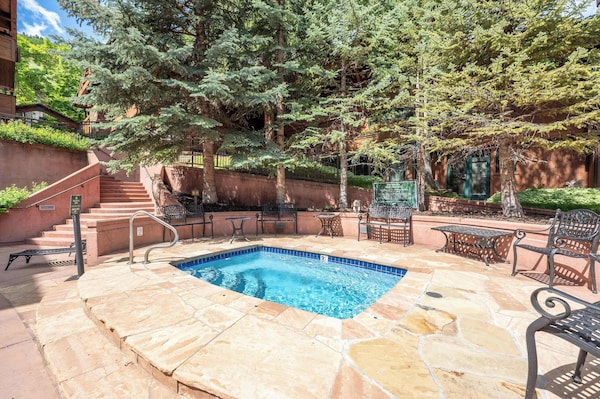 Spacious Aspen Core 1br | Ac, Pool, Gym & Hot Tub! - Aspen, CO