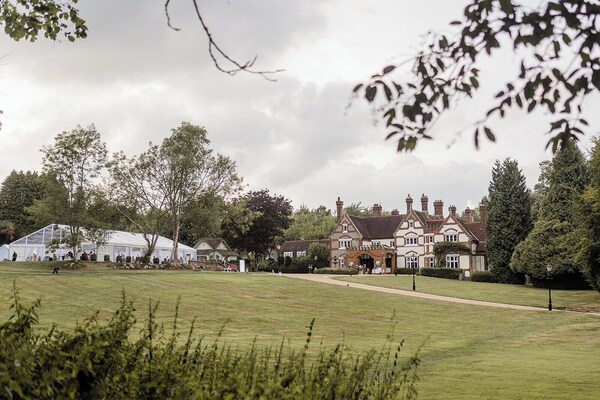 Exclusive Luxury Surrey Manor, Sleeps 18+, Private Grounds, Parking, London Link - Redhill