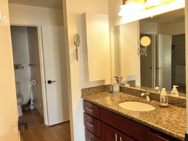 Artful 2-bedroom Condo With Fiber Wifi In Vibrant Oakland - Secure Parking - Berkeley, CA