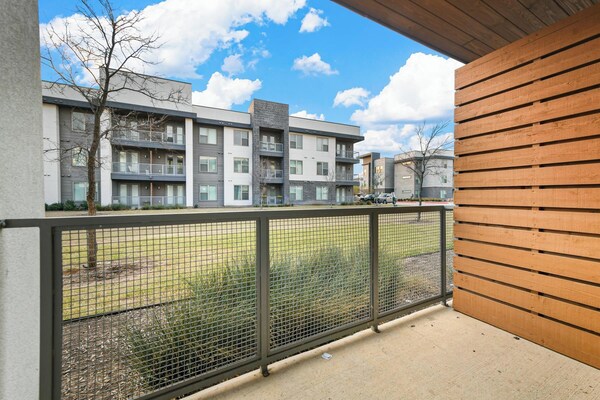 Luxury Modern Condo Fw King Bed + Free Parking + Gym - Fort Worth, TX