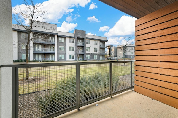 Luxury Modern Condo Fw King Bed + Free Parking + Gym - Fort Worth, TX