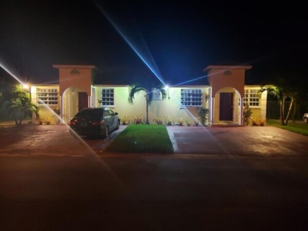 Charming 2-bedroom 2 Bathroom Apartment With Wifi, Ac In Nice Nassau - Nassau