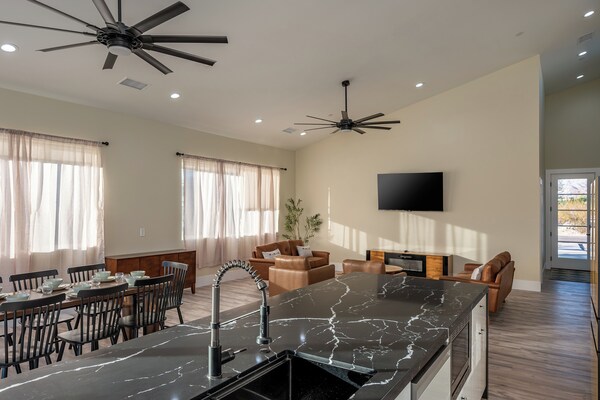 Spacious New Build - Heated Pool, Covered Patio, Sunsets, Games, Luxurious Space - Palm Springs, CA