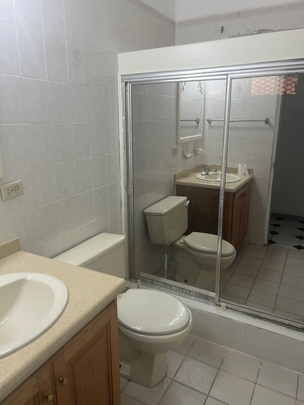 3-bedroom Spacious House, Private Parking, Access To Balcony Free Wi-fi & Ac - Saint John's