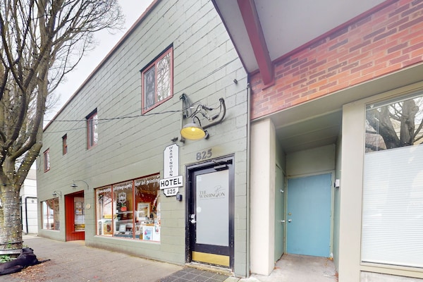 Stylish Hotel Suite Just Steps Away From Downtown Port Townsend - Port Townsend, WA