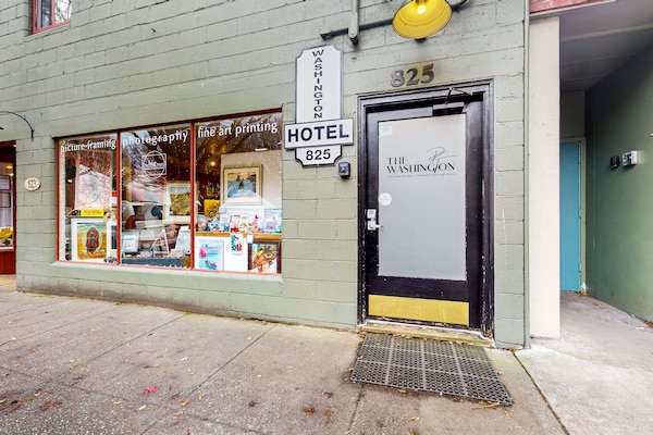 Chic Hotel Suite Just Steps Away From Downtown Port Townsend - Port Townsend, WA
