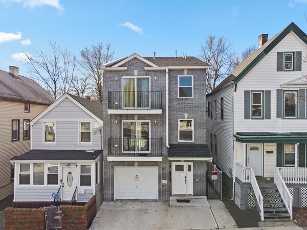 Faith's Spacious 3-bed 2-bath With City Access 10 Mins To Ewr Prudential Center! - Bayonne, NJ
