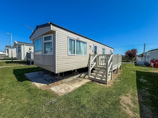Lovely 8 Berth Caravan With Decking At California Cliffs In Norfolk Ref 50015j - Winterton-on-Sea