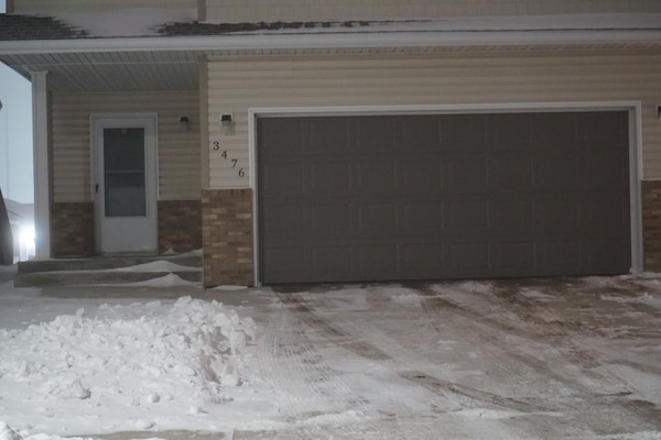 Serene Location\\ Garage\\ Close To\\suite Shots Golf\\hospital\\interstate - North Dakota