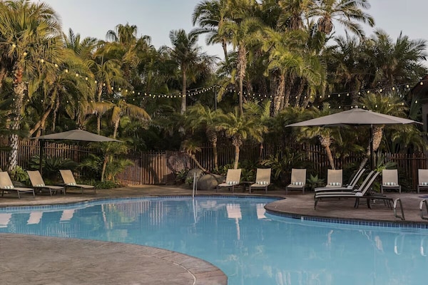 Poolside Resort Queens, Catamaran Resort, Outdoor Pool, Fun For Couples - Mission Bay, CA