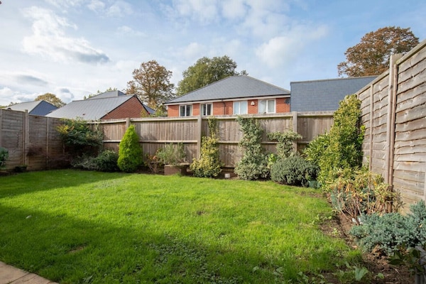 Stunning 5-bedroom 4-bath Home With Parking - Cheltenham