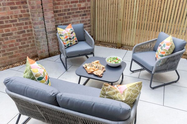 Stylish 5 Bedroom 4 Bathroom Townhouse - Cheltenham