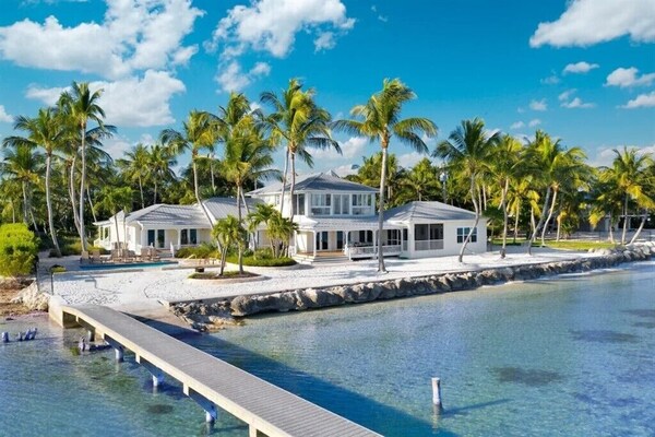 New! Stunning 2-acre Oceanfront Estate With Private Pool ~ Beach. Very Private - Islamorada, FL