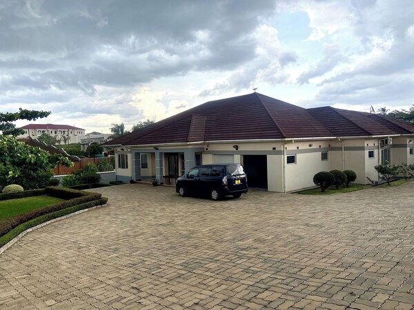 Spacious And Staffed 4-bedroom House With Wifi And Ac In Blantyre - Blantyre