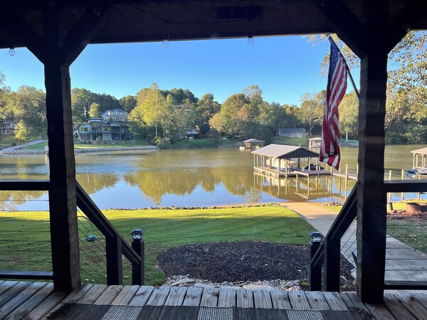 Cozy 2-bedroom Waterfront Cabin In A Quiet Cove On Lake Norman - Mooresville, NC