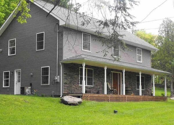 Charming 4-bedrm Colonial Farmhouse Amidst The Mountains With Wifi In Highland. - Poughkeepsie, NY