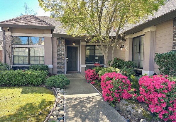 Charming 3-bedroom Bungalow With Wifi And Ac In Delightful Folsom - Folsom, CA