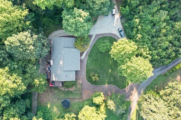 Spacious 6br/10bed~pet & Family Friendly + Hot Tub - Travelers Rest, SC