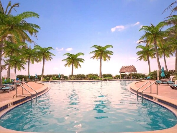 Stylish Ocean Apartment With Pool - Hallandale Beach, FL