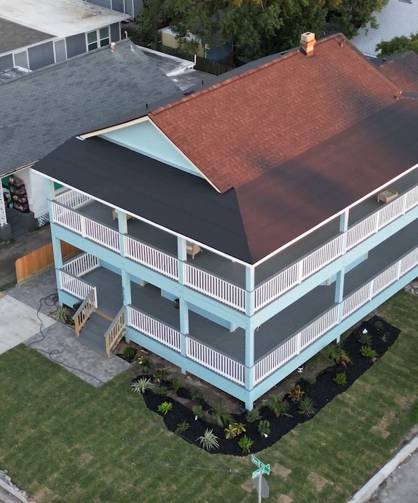 *Top Deck Ocean View - Stunning 2-bedroom Retreat With Ocean Views & Hot Tub* - Galveston, TX