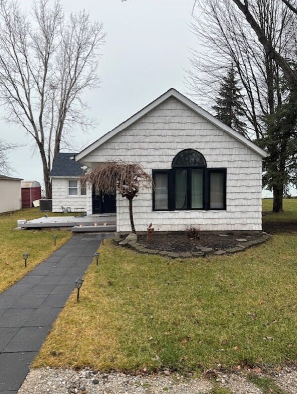 Amazing 3 Bedroom On Lake St.clair All Amenities Lakeview Dr. Belle River - Lakeshore