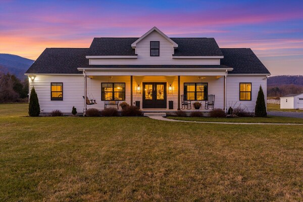 Afton Awaits: Pool & Hot Tub/central To Wineries - Crozet, VA
