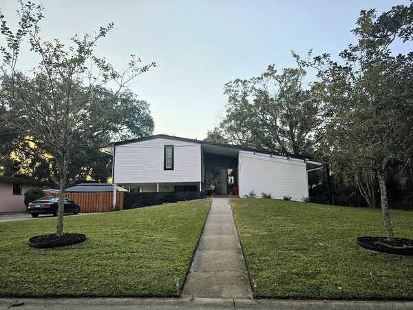 Mid-century Modern Gem W/ Cabin Vibes, Mega Gameroom, Pingpong, Pool Table, Gym - Jacksonville, FL