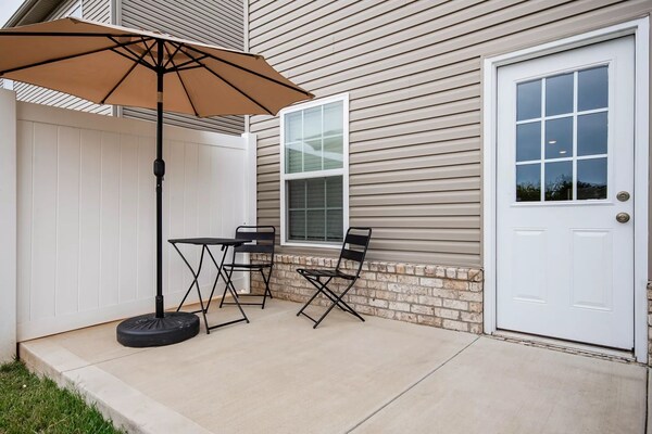 Entire Cozy Modern 2 King-size Beds Townhome. Free Wi-fi. - Clarksville, TN