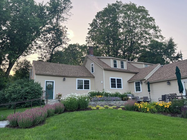 Antique Farmhouse With Spectacular Mountain View In A Bucolic Setting. - Claremont, NH