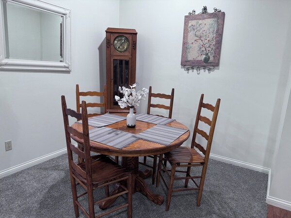 Charming 2-bedroom Townhome  Near Downtown Cave City. Child And Pet Friendly. - Kentucky Down Under Adventure Zoo
