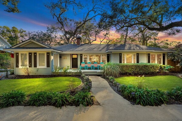 New Listing! Pet Friendly, Heated Private Pool, Poolside Cabana W/ Projection Tv - Brunswick, GA