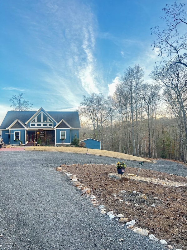 Spacious 5-bedroom Rustic Retreat On 10 Acres In Charming Dallas - Acworth, GA