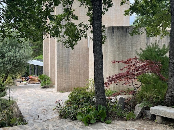Rare Brutalist Architectural Artist's Retreat Estate With Pool, Gardens, Views. - Digne-les-Bains