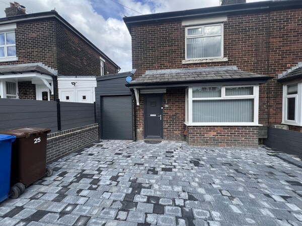Whole House -Sleeps4-parking-garden-bikinghiking - Bury