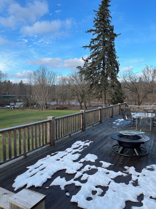 1827 Waterfront Mansion, Hot Tub, Fireplace, Huge Deck-river Overlook, Fast Wifi - Watertown, NY
