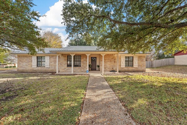 Blue Moon Retreat: Spacious 4-br Home W/ Fireplace & Pool Near Waco & Baylor - 웨이코