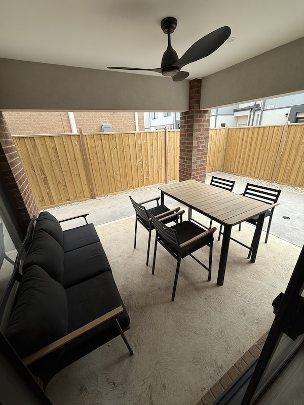 Big & Beautiful Modern Home, Ensuite With Every Bedroom! Close To Everything - Werribee