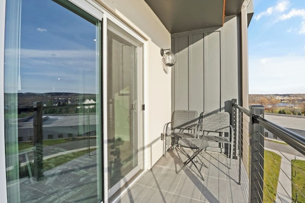 New Lakeview Escape | Hot Tub | Poolside - Canandaigua, NY