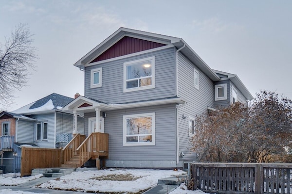 Chandler - Central 5 Bdrm Home, Workspaces & Wifi - Alberta