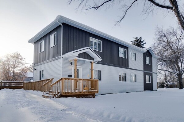Monica - Large 4 Br 4b Home In Central Location! - Saint Albert
