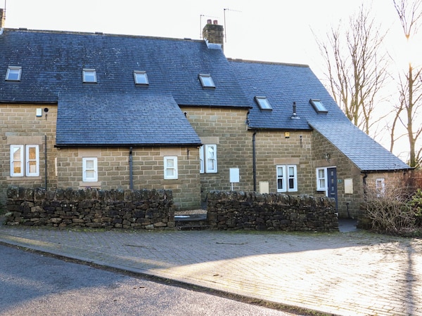 6 Fidlers Close, With Open Fire In Bamford - Hathersage