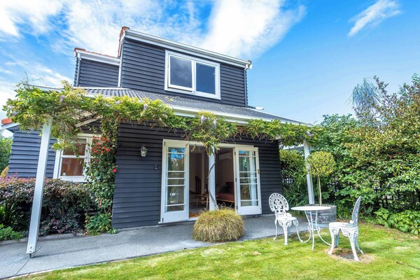 Black Cottage | Beautiful Central Cottage For Two - Ngongotahā