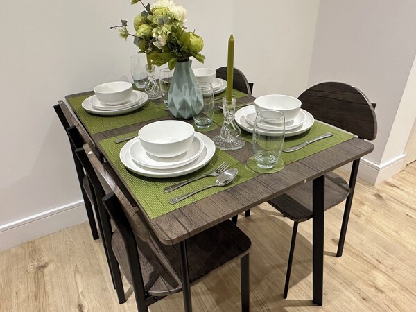 London Luton 1 Bedroom Apartment Sleeps 4 - Airport 7 Mins - Train Station 1 Min - Luton