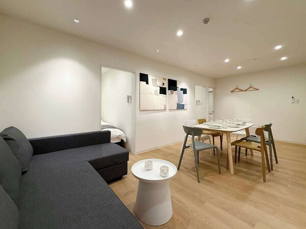 Bhotel Central 3br Apt Close To Shopping & Dining - Hiroshima