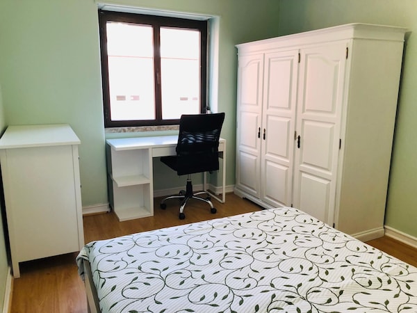 One Bedroom In A Three Bedroom Apartment. - Lisboa